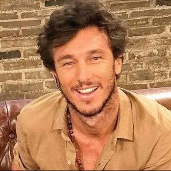 Pico Mónaco tuvo un almuerzo romántico junto a una bellísima morocha ...