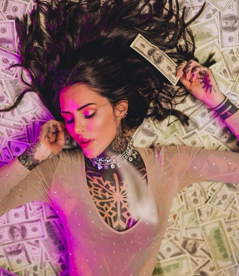 Candelaria Tinelli estrenó su videoclip más polémico y se lo dedicó a ...