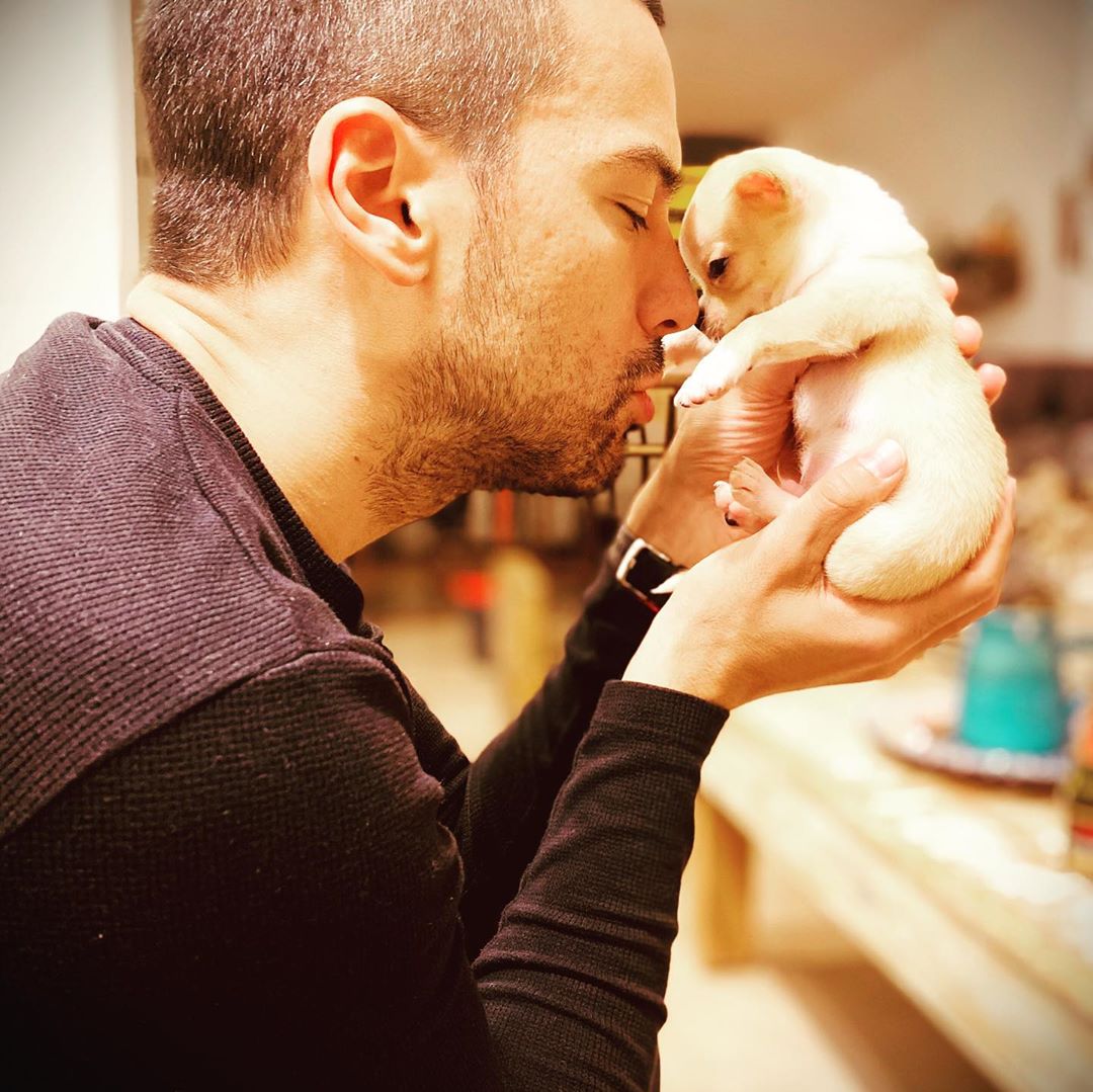 El Chino Leunis y su increíble perro «miniatura» que le cabe en una ...