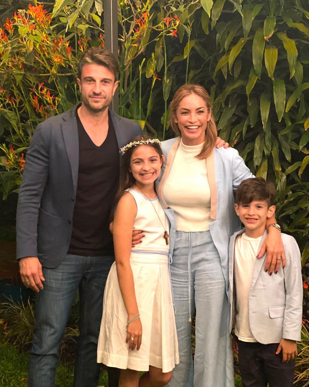 El álbum de fotos de la primera comunión de la hija de Claudia ...