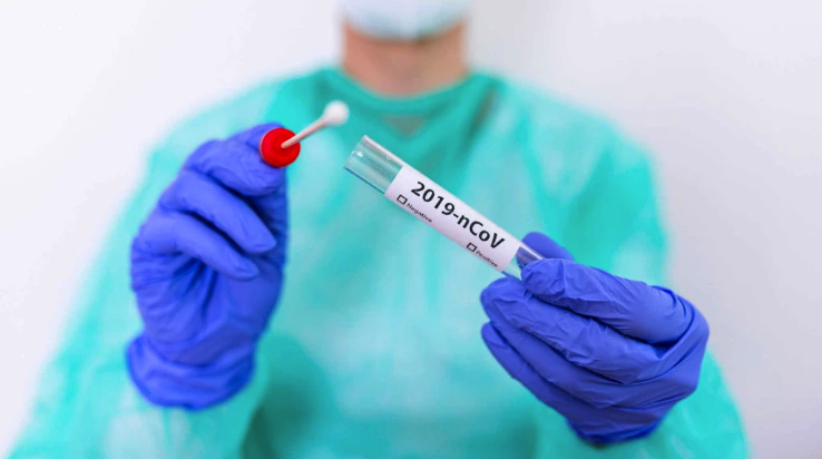 Cómo funciona el hisopado de venta libre que devela el resultado en ...